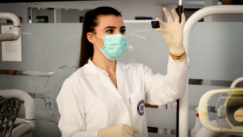 Salário Médico por Especialidade 2025: Ranking Completo | Revoluna